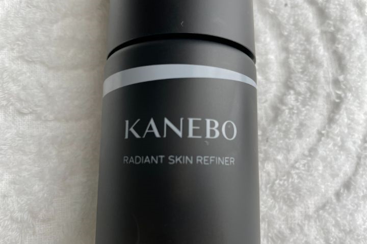 美容マニアが徹底検証！KANEBOの新商品ラディアントスキンリファイナーは本当に効果あるの？使用感を大公開！ | 口コミと独自調査で「知りたい」が分かる生活情報サイト「レヴィレヴィ」